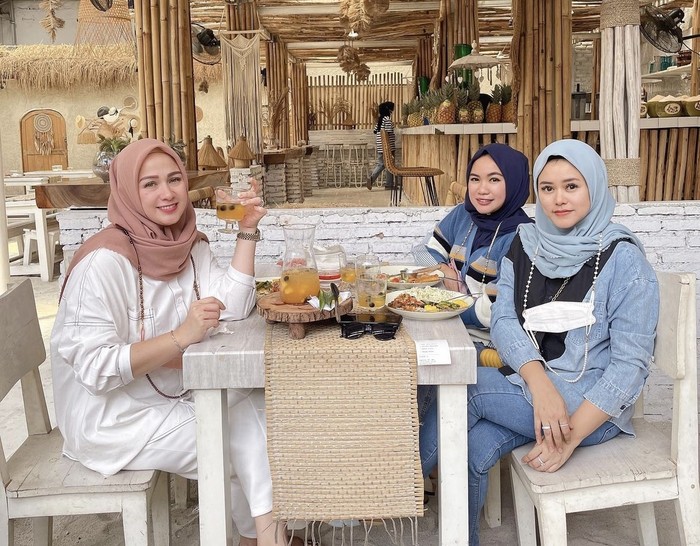 Kulineran Anggie, Istri Pelawak Bedu Saat di Resto hingga Beach Club