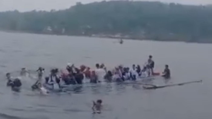 Perahu Ditumpangi Puluhan Pelajar Karam Di Selat Mentawai