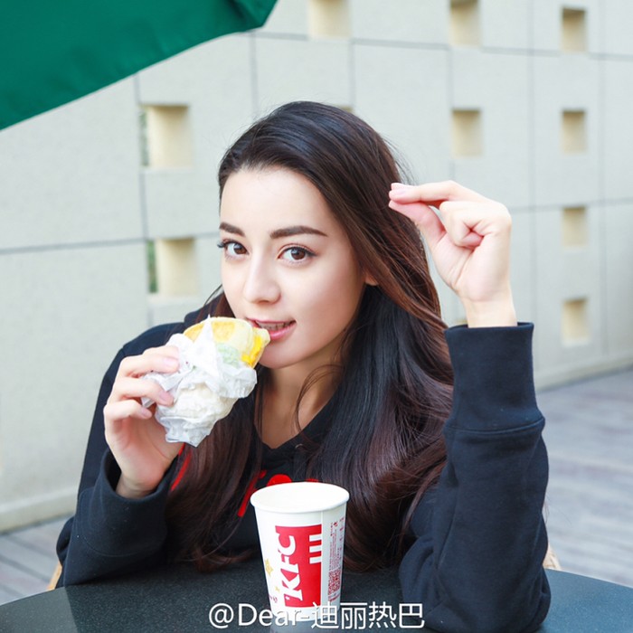 Cantiknya Dilraba Dilmurat Saat Santap Kue Manis Favoritnya