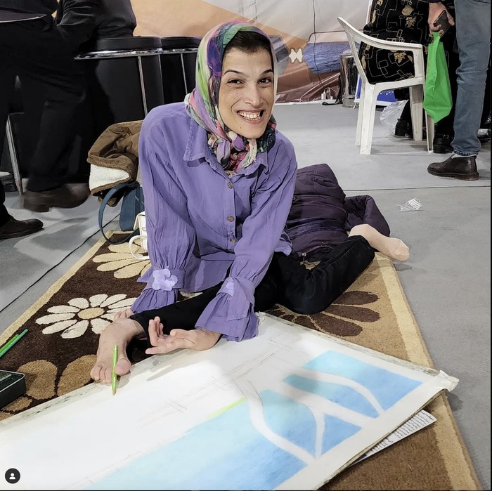 5 Potret Pelukis Perempuan Fatima Hamami yang Melukis dengan Kaki