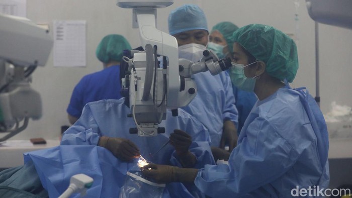 Melihat Operasi Mata Juling Gratis di RS Mata JEC Menteng
