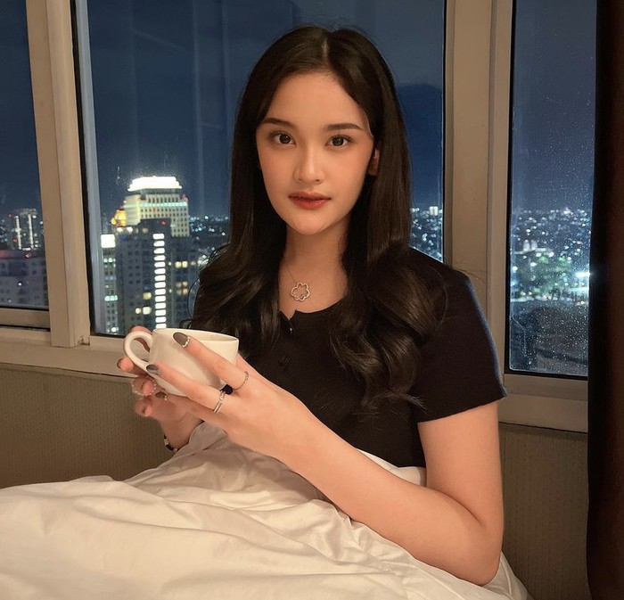 Cantiknya Ashel JKT48 saat Nongkrong di Kafe Estetik