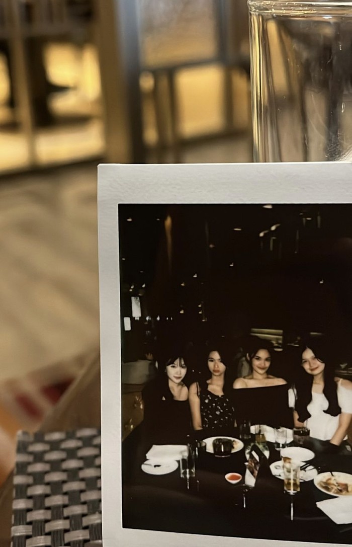 Cantiknya Ashel JKT48 saat Nongkrong di Kafe Estetik