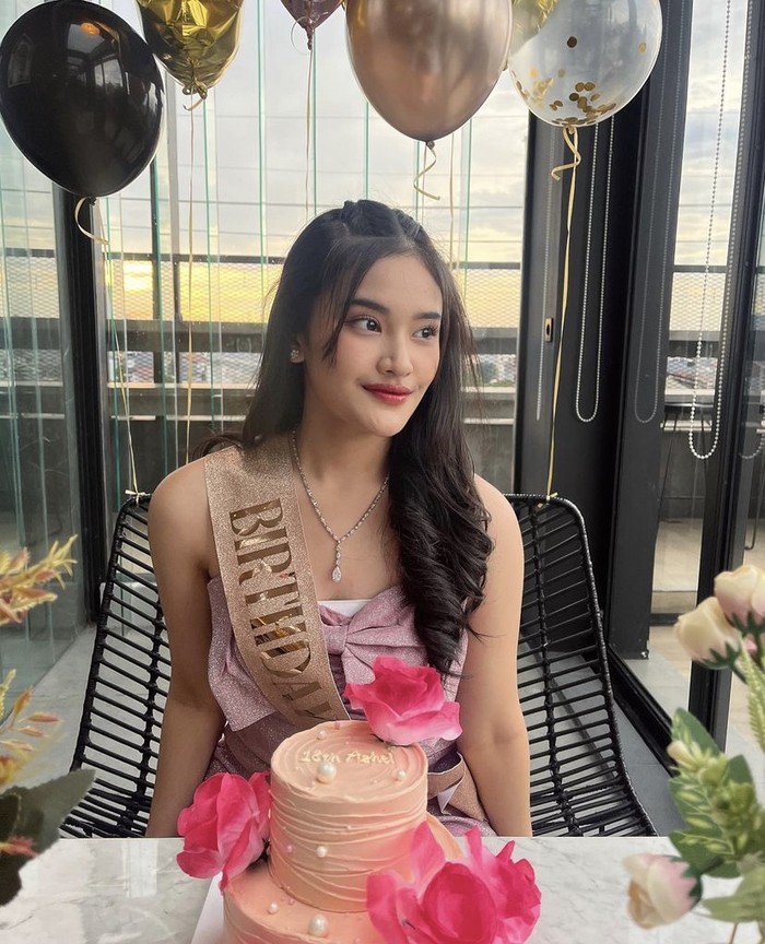 Cantiknya Ashel JKT48 saat Nongkrong di Kafe Estetik