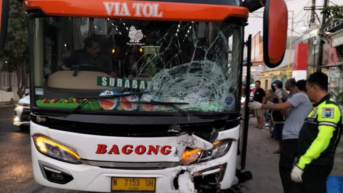 Tabrak Bus Bagong, 2 Remaja di Kediri Tewas Tabrak Bus Bagong, 2 Remaja di Kediri Tewas