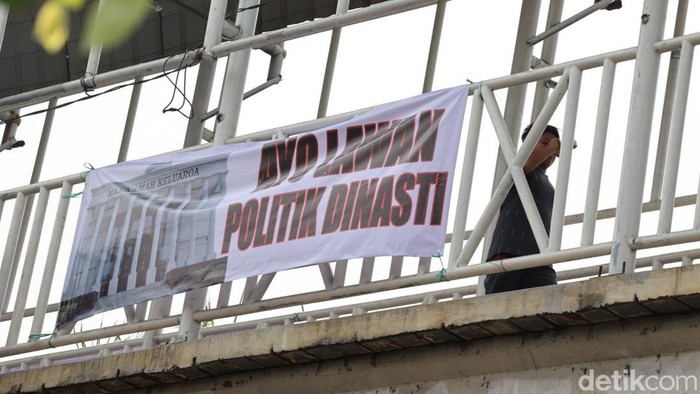 Spanduk Lawan Politik Dinasti Mejeng di Jaksel