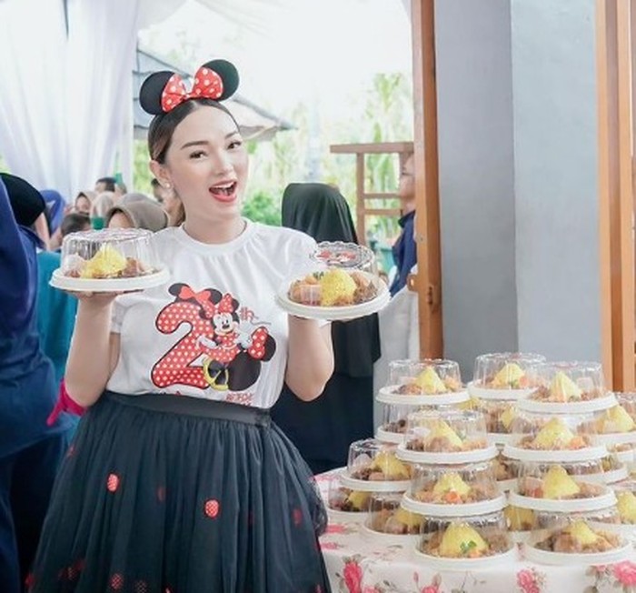 Kenangan Zaskia Gotik Saat Makan Duren dan Sushi di Rumah