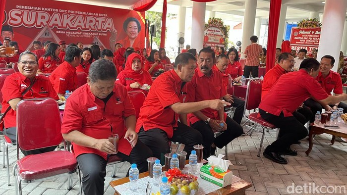 Peresmian Kantor Baru DPC PDIP Solo, Gibran Ikuti Secara Daring Peresmian Kantor Baru DPC PDIP Solo, Gibran Ikuti Secara Daring