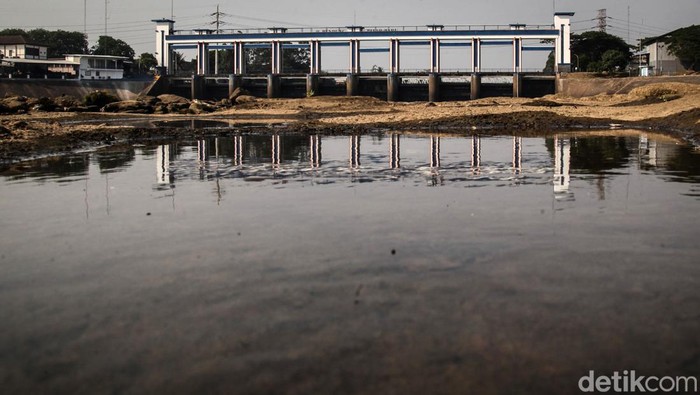Mengering, Sungai Cisadane di Tangerang Jadi Tempat Bermain