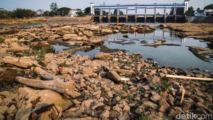 Mengering, Sungai Cisadane di Tangerang Jadi Tempat Bermain