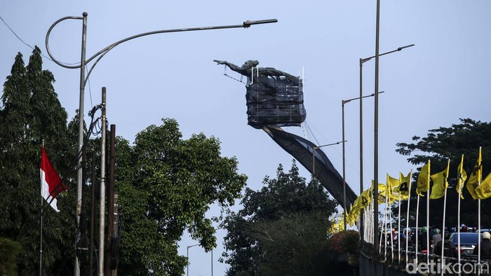 Patung Pancoran Dibersihkan