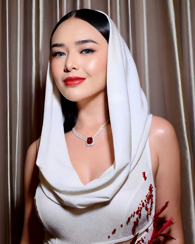 7 Gaya Seksi Amanda Manopo Pakai Hooded Dress Belahan Tinggi, Bikin Terpana