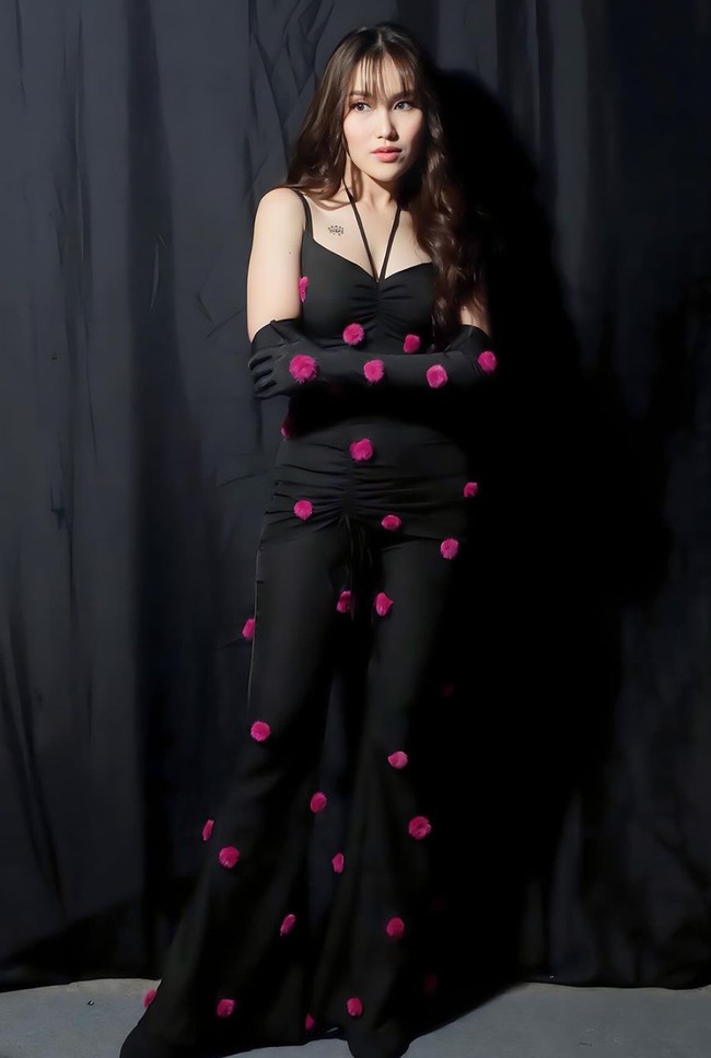 6 Potret Gaya Baru Ayu Ting Ting Tampil Dengan Tato di Dada, Curi Atensi