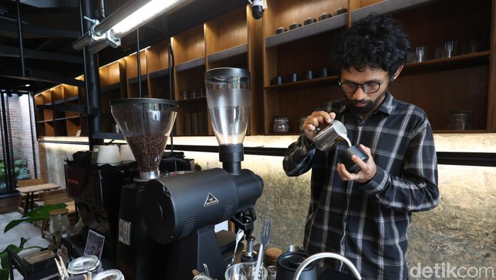 Mampir ke Kedai Kopi Unik Dekat Stasiun MRT Lebak Bulus