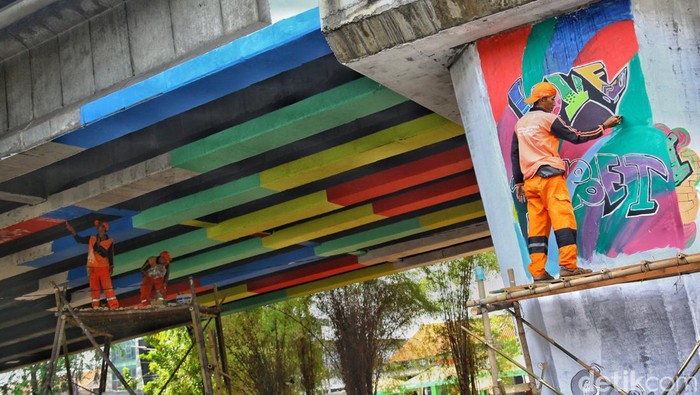 Warna-warni Kolong Jalan Layang Tebet