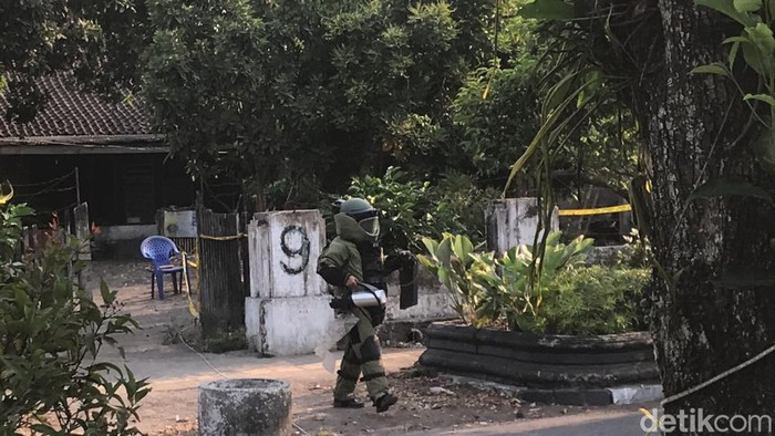 Keluar dari Rumah di Patangpuluhan Jogja, Gegana Bawa Benda Hitam Keluar dari Rumah di Patangpuluhan Jogja, Gegana Bawa Benda Hitam