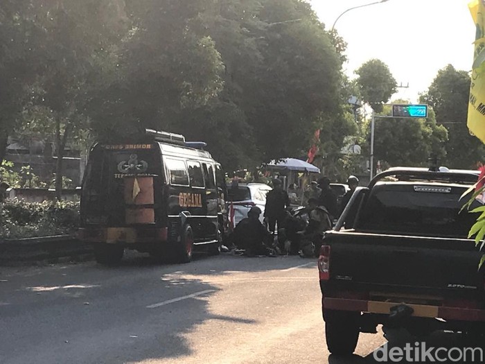 Tim Gegana Sambangi Satu Rumah, Jalan Patangpuluhan Jogja Ditutup Tim Gegana Sambangi Satu Rumah, Jalan Patangpuluhan Jogja Ditutup