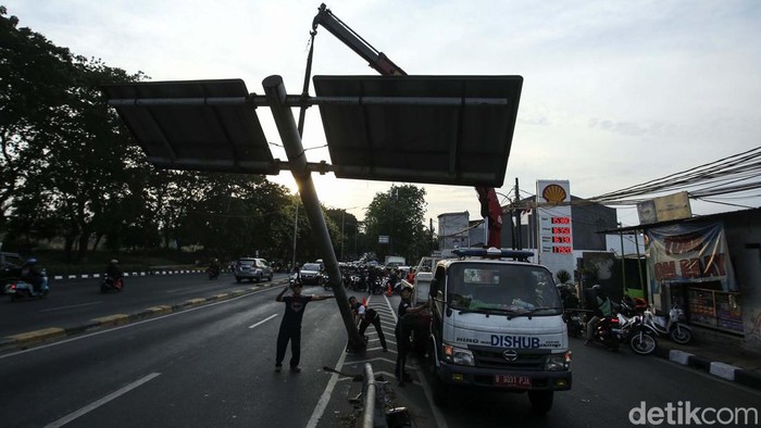 Goyah Tertiup Angin, Tiang Rambu Lalu Lintas di BKT Dibongkar
