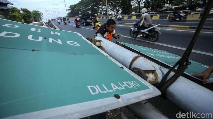 Goyah Tertiup Angin, Tiang Rambu Lalu Lintas di BKT Dibongkar
