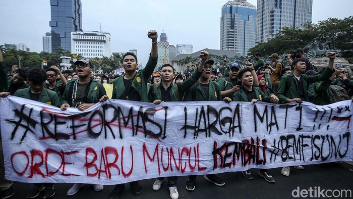 Bawa Bendera One Piece, BEM SI Demo di Patung Kuda