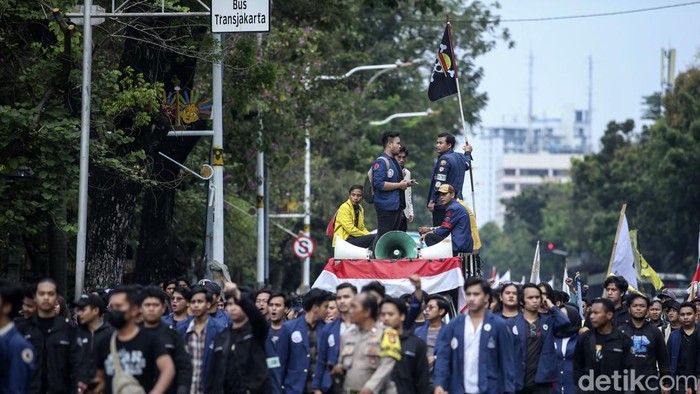 Bawa Bendera One Piece, BEM SI Demo di Patung Kuda