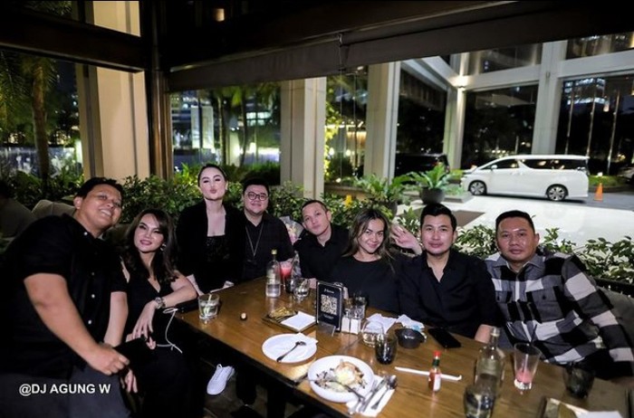 Pamer Foto Anak, Jennifer Dunn Jajan di Disneyland dan Makan Malam Mewah Pamer Foto Anak, Jennifer Dunn Jajan di Disneyland dan Makan Malam Mewah