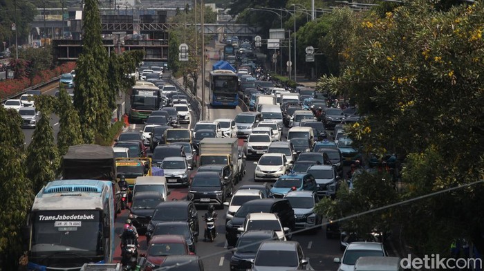 Taksi-Ojol Ngetem Depan Polda Metro, Lalin Gatsu Macet Taksi-Ojol Ngetem Depan Polda Metro, Lalin Gatsu Macet