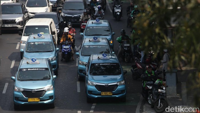 Taksi-Ojol Ngetem Depan Polda Metro, Lalin Gatsu Macet Taksi-Ojol Ngetem Depan Polda Metro, Lalin Gatsu Macet