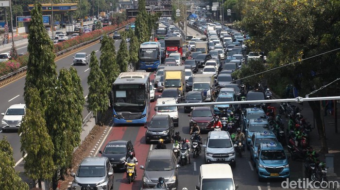 Taksi-Ojol Ngetem Depan Polda Metro, Lalin Gatsu Macet Taksi-Ojol Ngetem Depan Polda Metro, Lalin Gatsu Macet