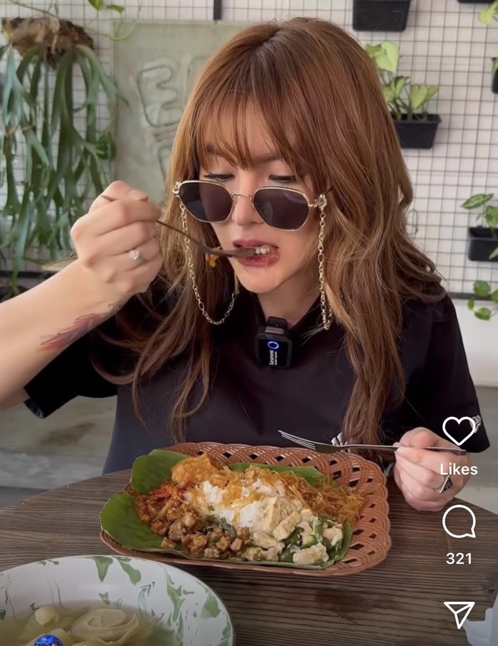 Doyan Makan! Ini Keseruan Angela Lee Santap Mie Ayam hingga Seafood