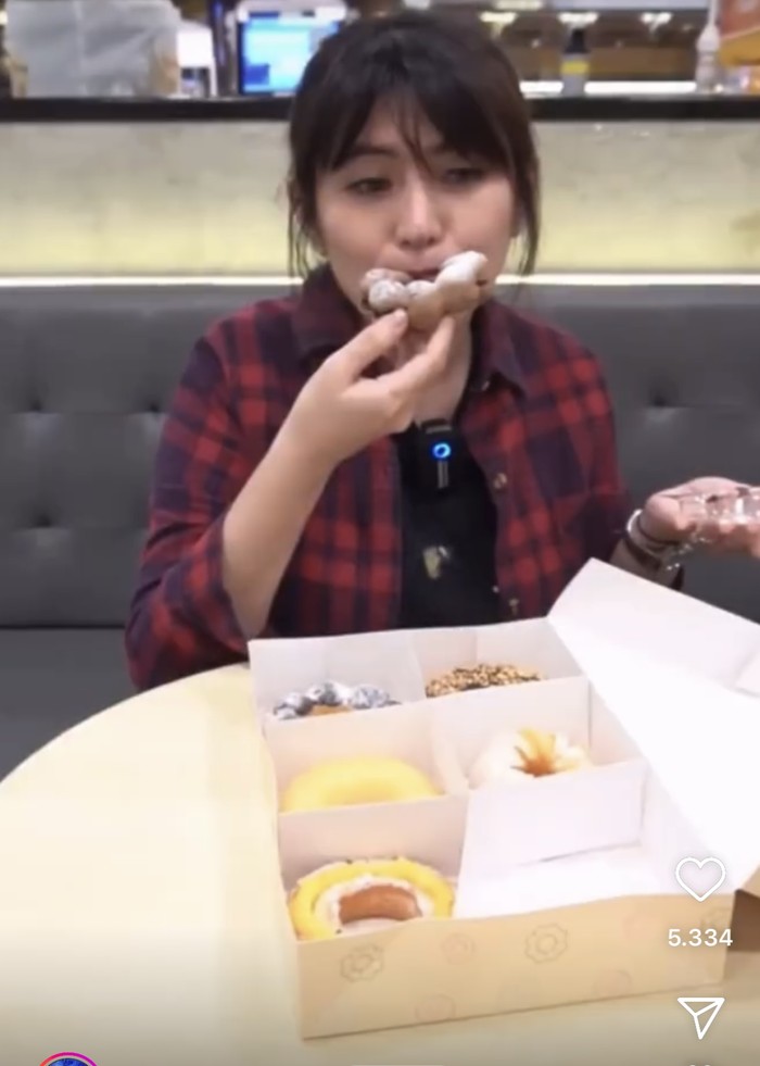 Doyan Makan! Ini Keseruan Angela Lee Santap Mie Ayam hingga Seafood