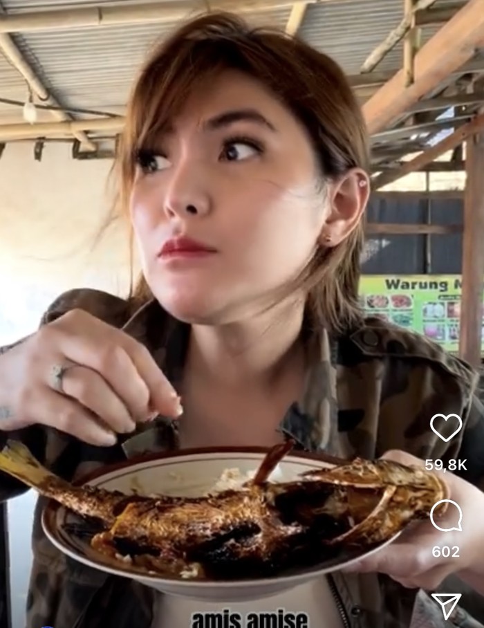 Doyan Makan! Ini Keseruan Angela Lee Santap Mie Ayam hingga Seafood