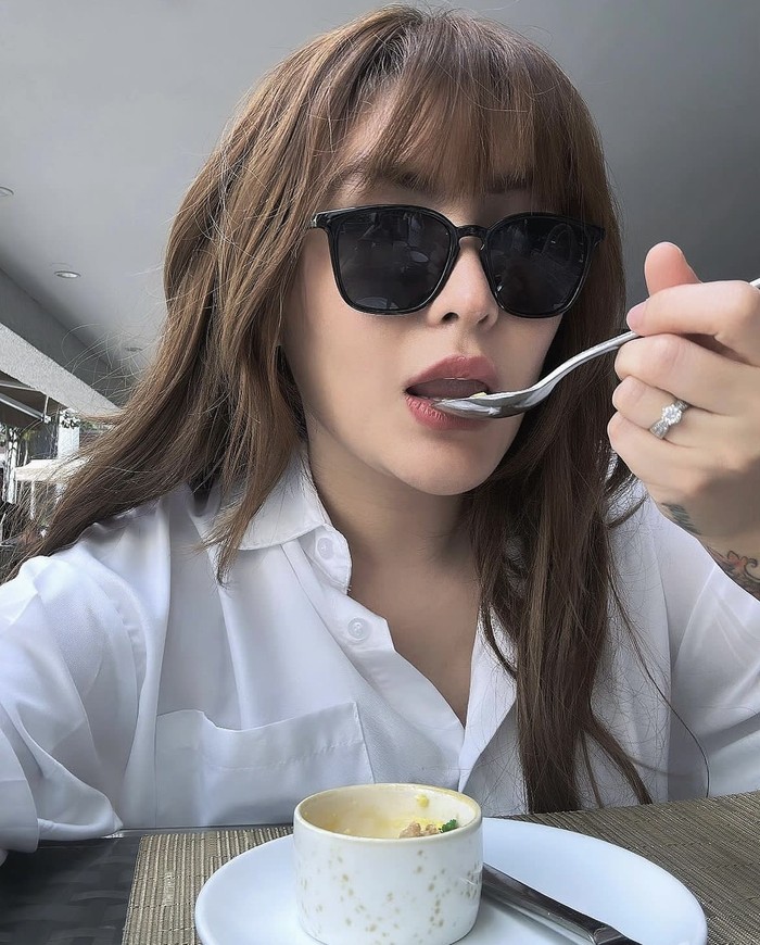 Doyan Makan! Ini Keseruan Angela Lee Santap Mie Ayam hingga Seafood