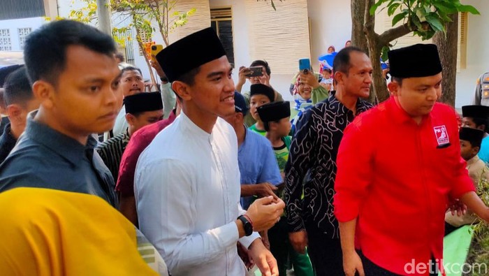 Sambangi Ponpes Gedongan Cirebon, Kaesang Ajak Santri Gunakan Hak Suara Sambangi Ponpes Gedongan Cirebon, Kaesang Ajak Santri Gunakan Hak Suara