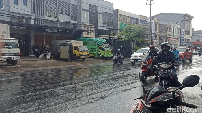 Potret Hujan Turun Di Sejumlah Wilayah Di Kota Makassar Hari Ini