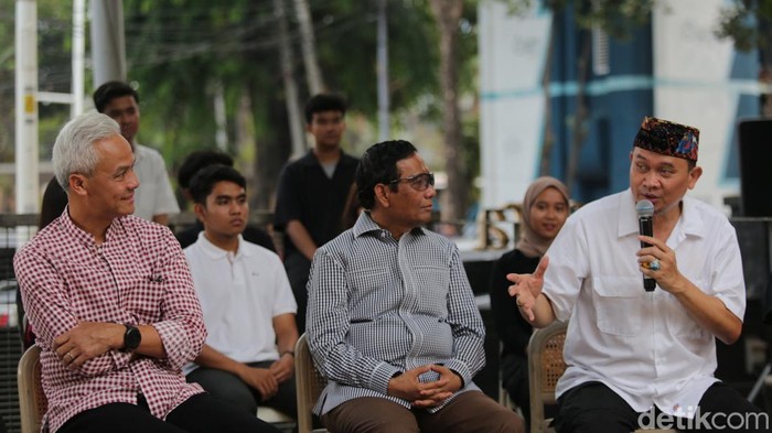 Momen Ganjar-Mahfud Temui Tokoh Kebudayaan di Blok M Momen Ganjar-Mahfud Temui Tokoh Kebudayaan di Blok M