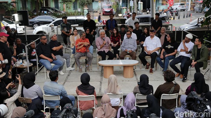 Momen Ganjar-Mahfud Temui Tokoh Kebudayaan di Blok M Momen Ganjar-Mahfud Temui Tokoh Kebudayaan di Blok M