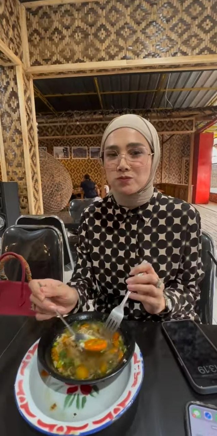 Mulan Jameela Makan di Restoran Sunda, Dinyinyiri Gegara Pakai Sarung ...