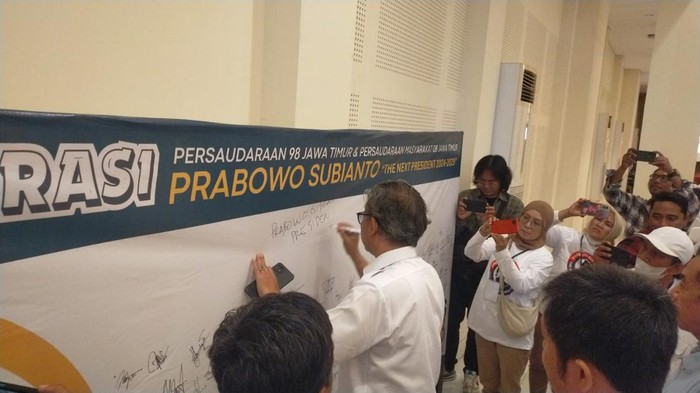 Tekad Persaudaraan 98-Masyarakat 08 Menangkan Prabowo-Gibran di Jatim Tekad Persaudaraan 98-Masyarakat 08 Menangkan Prabowo-Gibran di Jatim