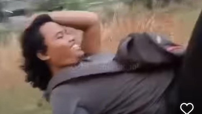 Pria yang Pernah Viral Bawa Motor Sambil Rebahan di Depok Berulah Lagi! Pria yang Pernah Viral Bawa Motor Sambil Rebahan di Depok Berulah Lagi!