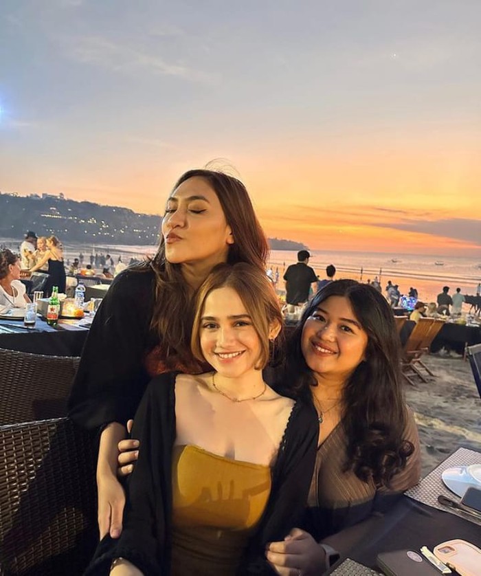 Liburan di Bali, Syifa Hadju Nikmati Tea Time dan Hangout di Beach Club