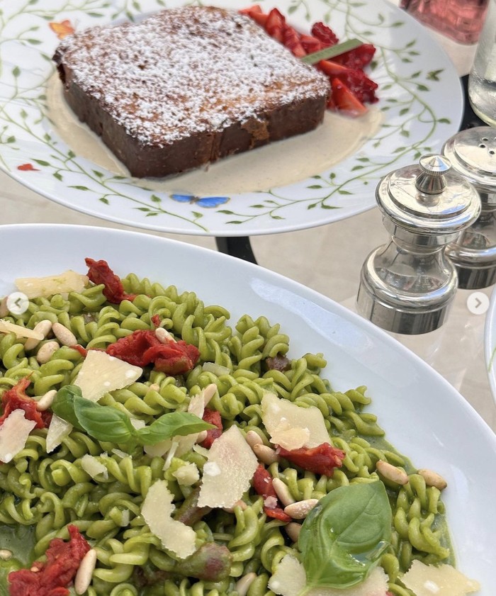 Jisoo 'BLACKPINK' Makan Enak di Paris hingga Los Angeles, Intip Momennya!