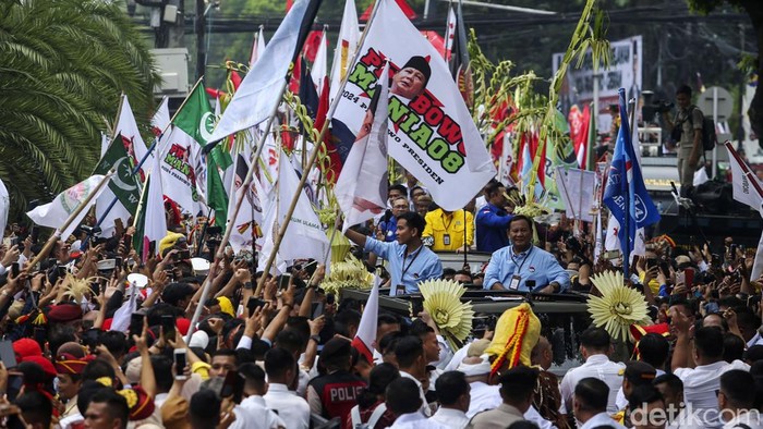Diarak ke KPU, Prabowo-Gibran Sapa Pendukung dari Atas Maung