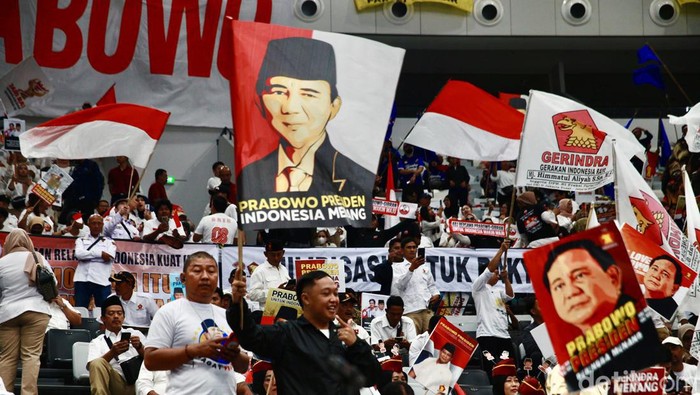 Pendukung Penuhi Deklarasi Prabowo-Gibran di Indonesia Arena