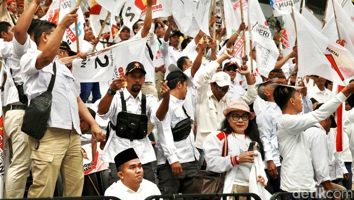 Pendukung Penuhi Deklarasi Prabowo-Gibran di Indonesia Arena