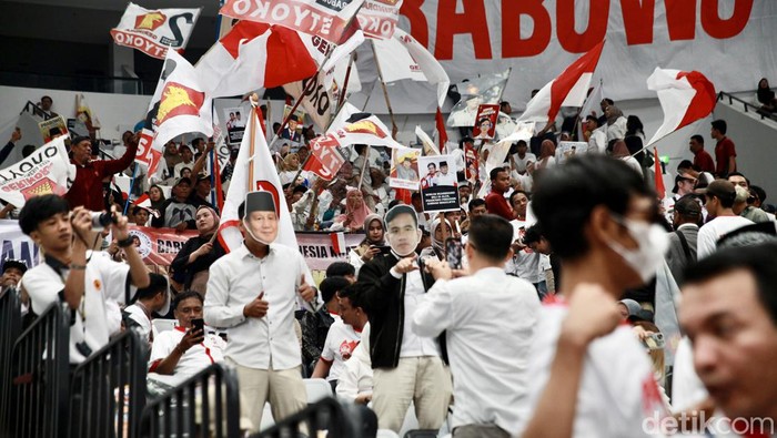 Pendukung Penuhi Deklarasi Prabowo-Gibran di Indonesia Arena