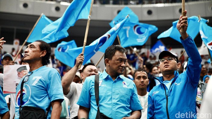 Pendukung Penuhi Deklarasi Prabowo-Gibran di Indonesia Arena