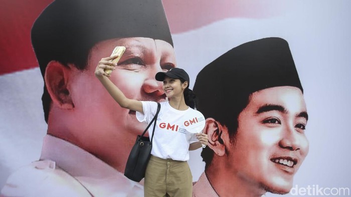 Pendukung Prabowo-Gibran Ramaikan Taman Suropati