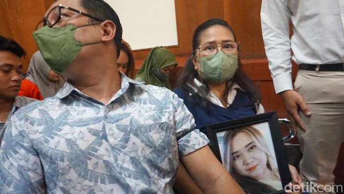 Roy Pelaku Pembunuhan Mahasiswa Ubaya Angeline Jalani Sidang Perdana Roy Pelaku Pembunuhan Mahasiswa Ubaya Angeline Jalani Sidang Perdana