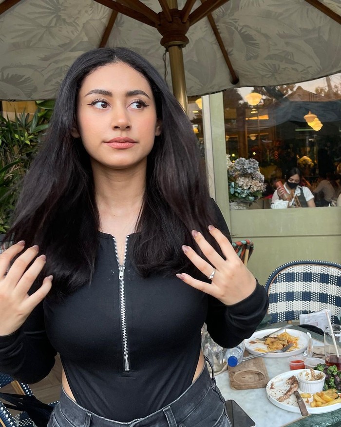 Gaya Keren Afifah Riyad saat Jajan Bubble dan Smoothie